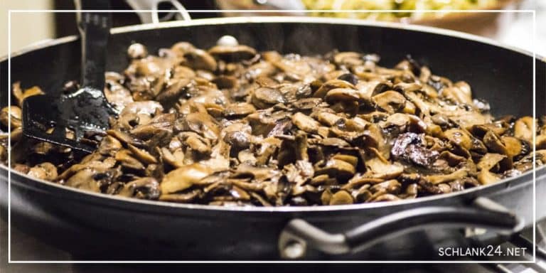 Gebratene Champignons mit Knoblauch und Zwiebeln